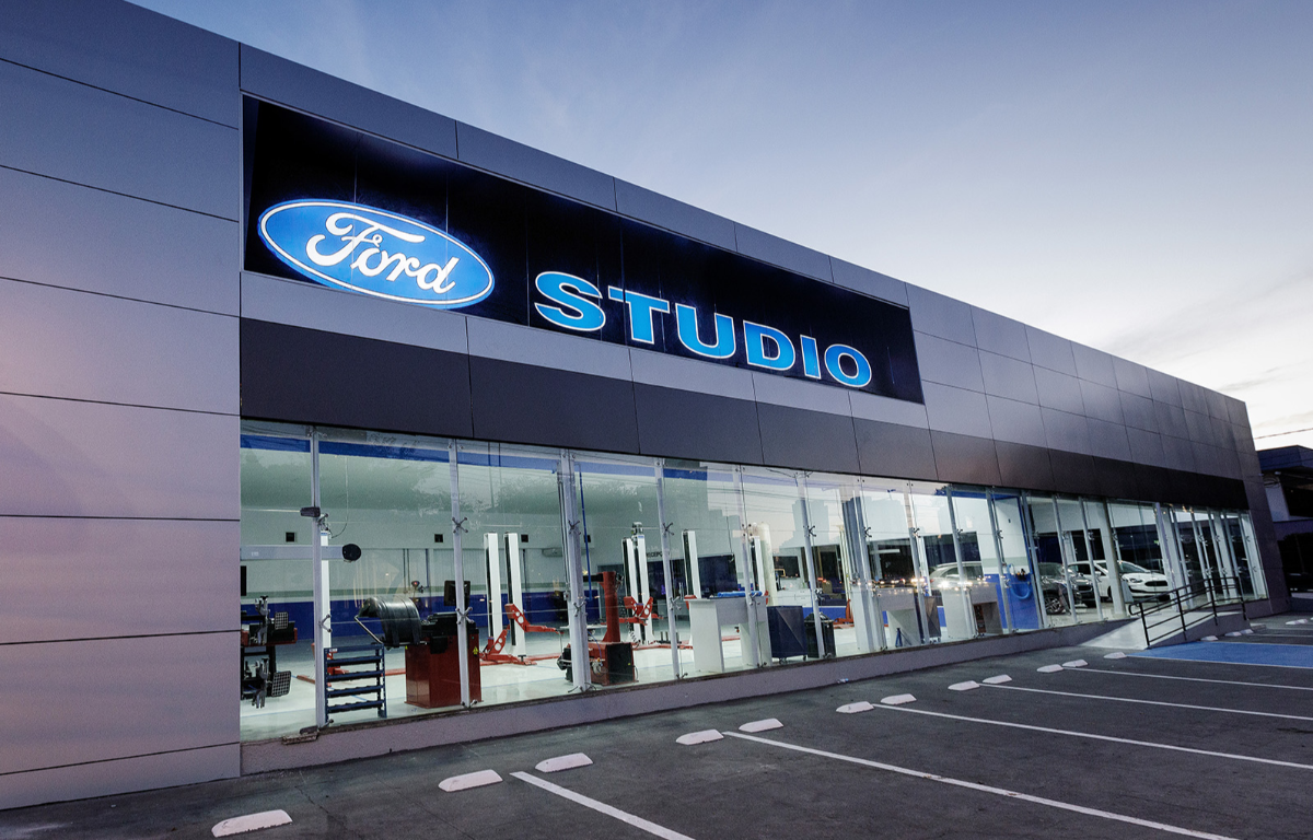 AutoData Editora - Ford inaugura concessionária em São Paulo